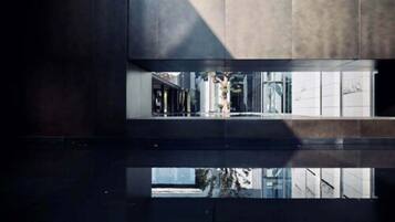 Um edifício moderno com janelas de vidro refletivas e design geométrico.
