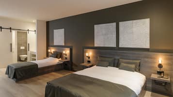 Quarto Empresarial, 1 cama queen-size | Cofre no quarto, secretária, ferro/tábua de engomar