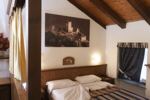 Minibar, secretária, Wi-fi grátis, roupa de cama fornecida 