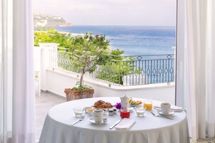 Pequeno-almoço completo diário (12 EUR por pessoa) 