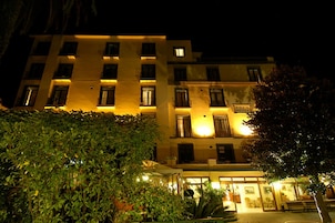 Fachada da propriedade à noite