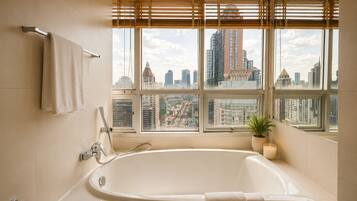 Three Bedroom Executive Suite | Banheiro | Produtos de toalete grátis, secador de cabelo, roupões de banho