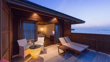 Vila, banheira de hidromassagem, sobre a água | Terraço/pátio