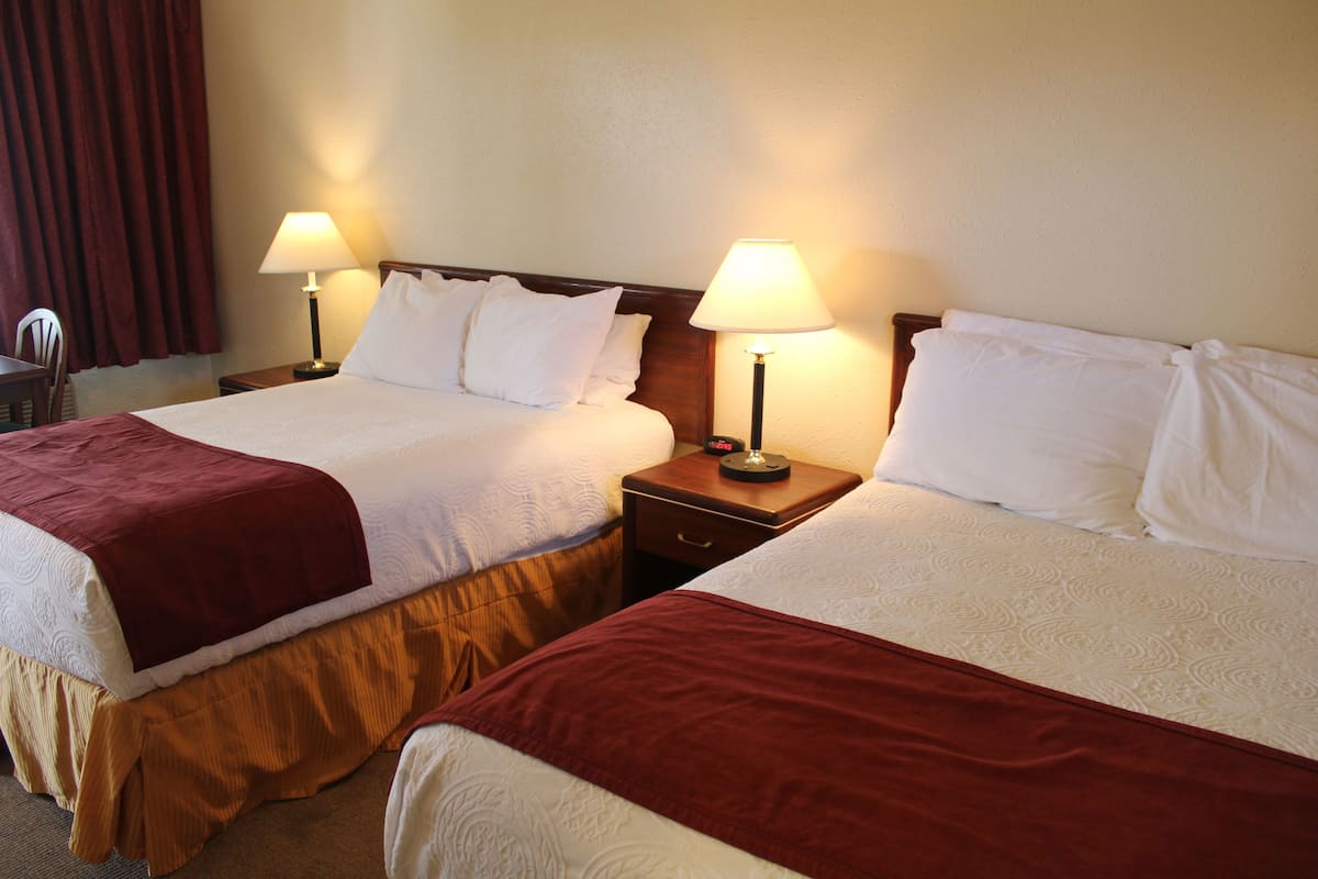 Quarto, 2 camas de casal | Ferro/tábua de engomar, Wi-fi grátis, roupa de cama fornecida 