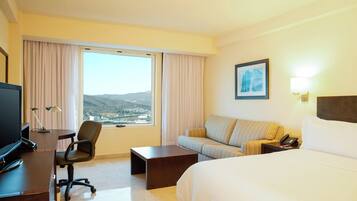 Quarto | Cofres nos quartos, escrivaninha, espaço de trabalho para notebook