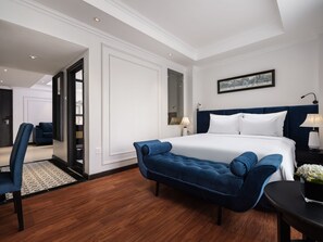 Roupa de alta qualidade, minibar, cofre no quarto, secretária 