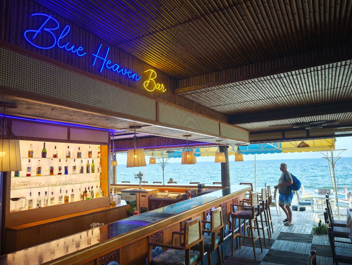 Pequenos-almoços, almoços, jantares servidos, com vista para a praia 