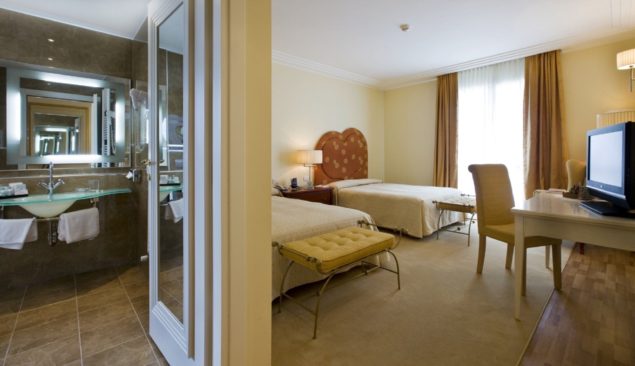 Quarto Duplo Exclusivo | Edredões de penas, minibar, cofre no quarto, secretária 