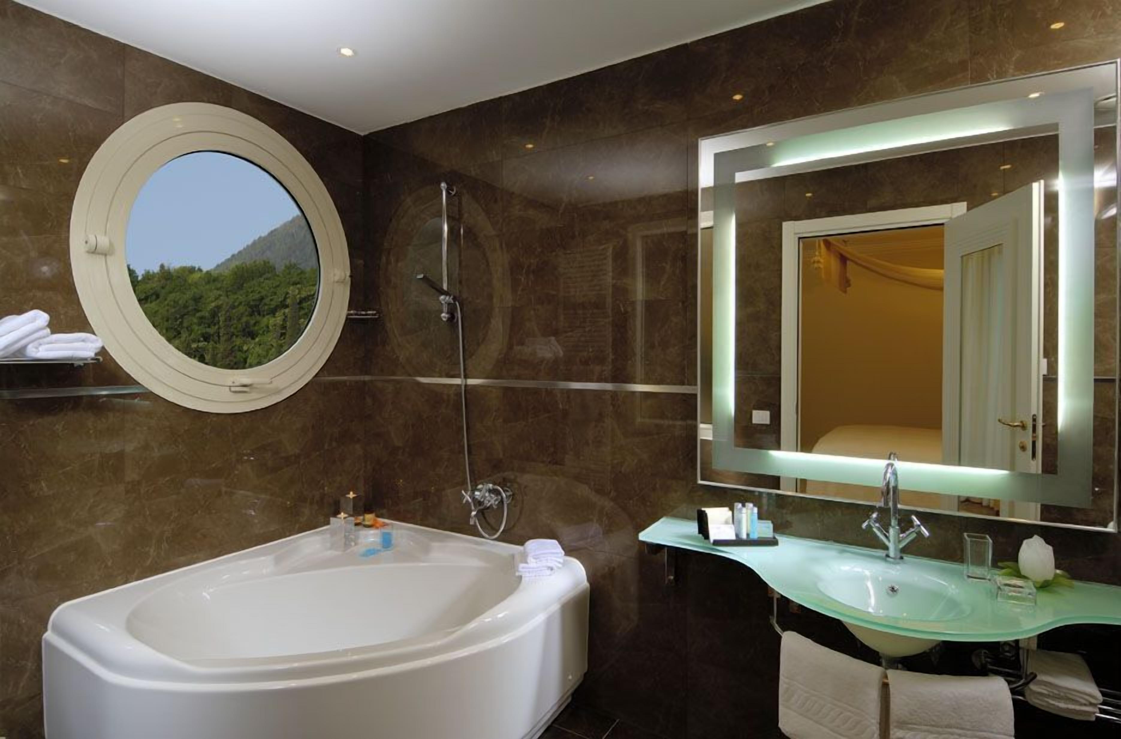 Quarto Duplo Exclusivo | Casa de banho | Um polibã, artigos de higiene pessoal grátis, um secador de cabelo 