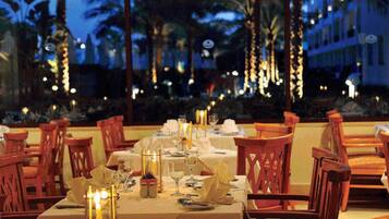 4 restaurantes, pequenos-almoços servidos, cozinha internacional