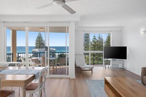 Apartamento | Sala de estar | TV de ecrã plano