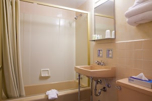 Quarto Duplo Standard, 2 camas de casal | Casa de banho | Uma combinação polibã/banheira, toalhas fornecidas 