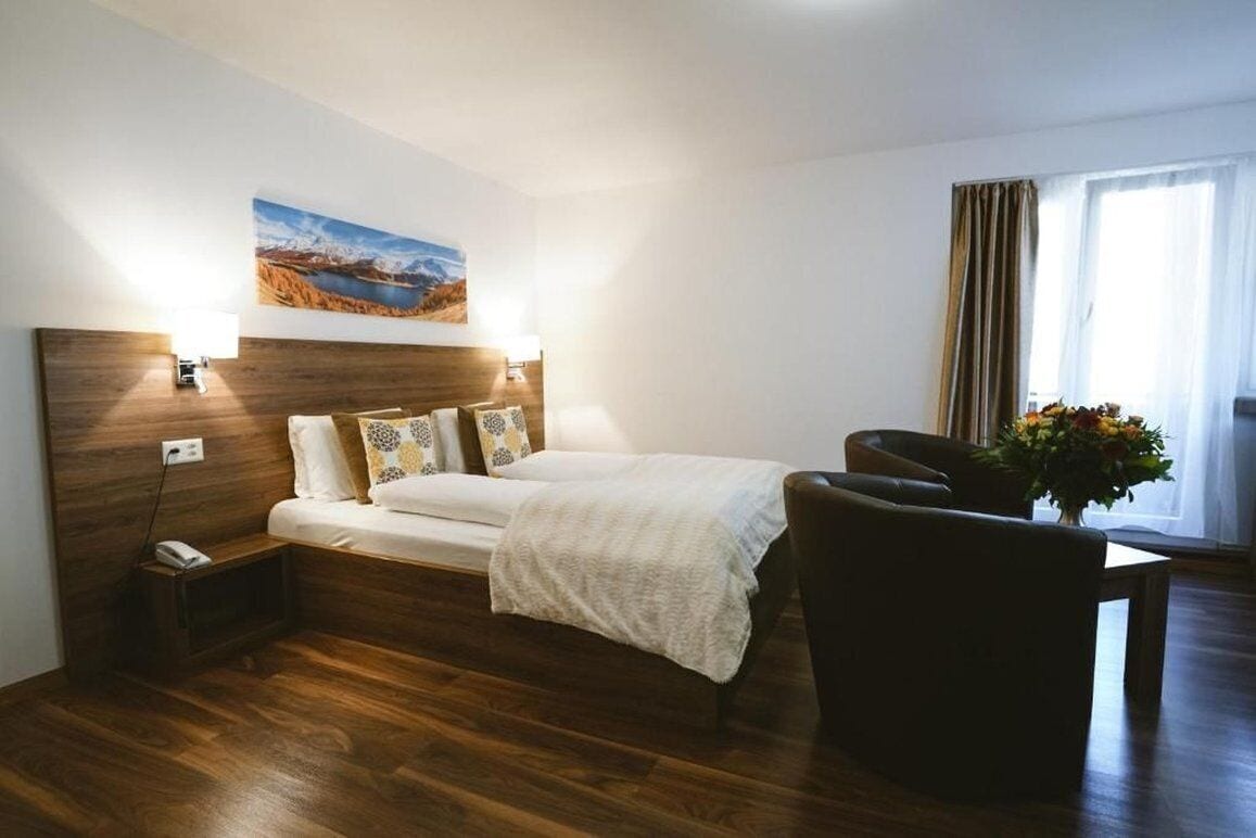 Cofres nos quartos, cortinas blackout, berços (sobretaxa)