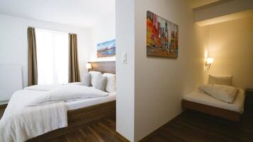 Quarto Triplo | Cofre no quarto, cortinas/cortinados opacos, berços/camas para crianças