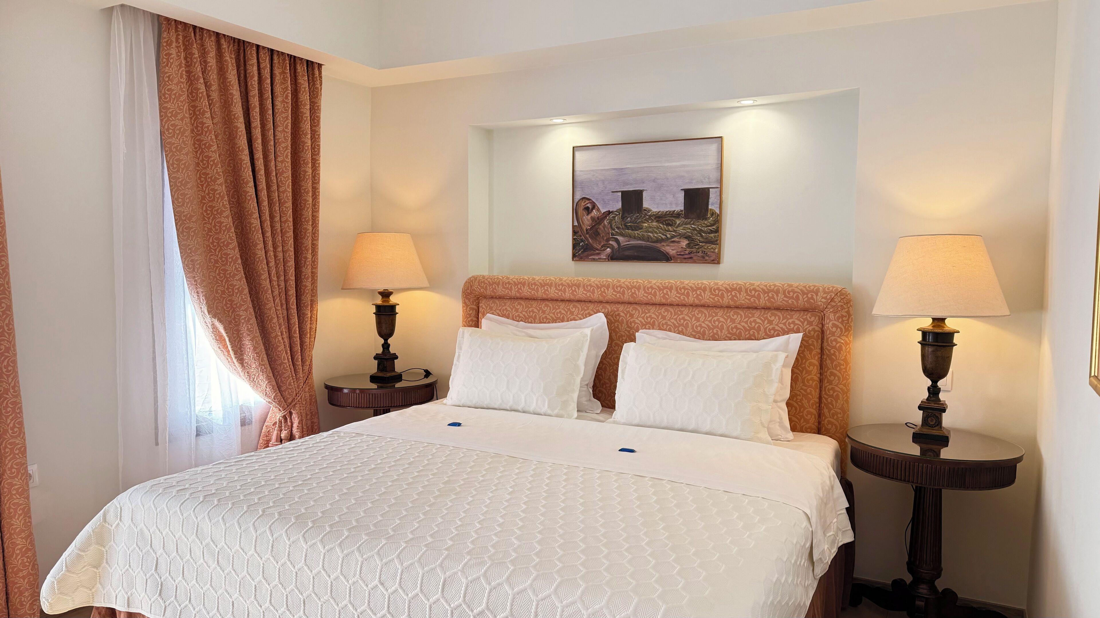 Quarto casal superior | Roupas de cama premium, edredons de pluma, frigobar, Wi-Fi de cortesia