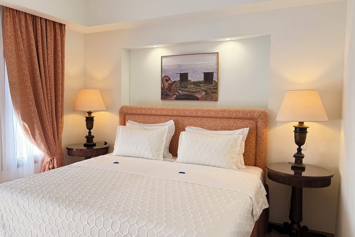 Quarto casal superior | Roupas de cama premium, edredons de pluma, frigobar, Wi-Fi de cortesia