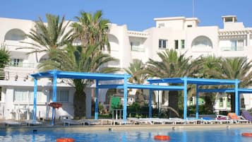 Piscina interna, 2 piscinas externas, espreguiçadeiras