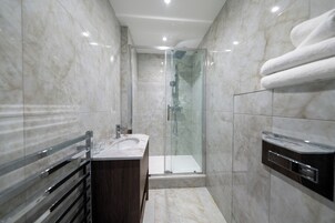 Quarto Deluxe | Casa de banho | Uma combinação polibã/banheira, artigos de higiene pessoal grátis 