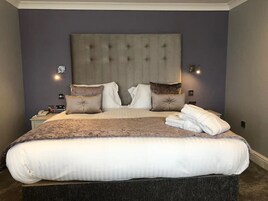 Suite-Estúdio Deluxe | Secretária, secretária adequada para computadores portáteis 