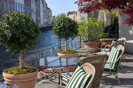 Exterior. Hotel Van Cleef