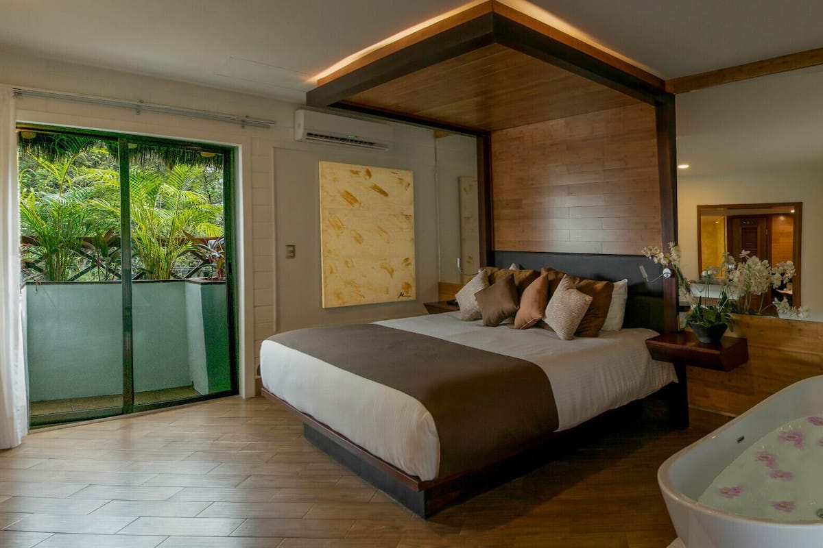 Edredões de penas, minibar, cofre no quarto, ferro/tábua de engomar