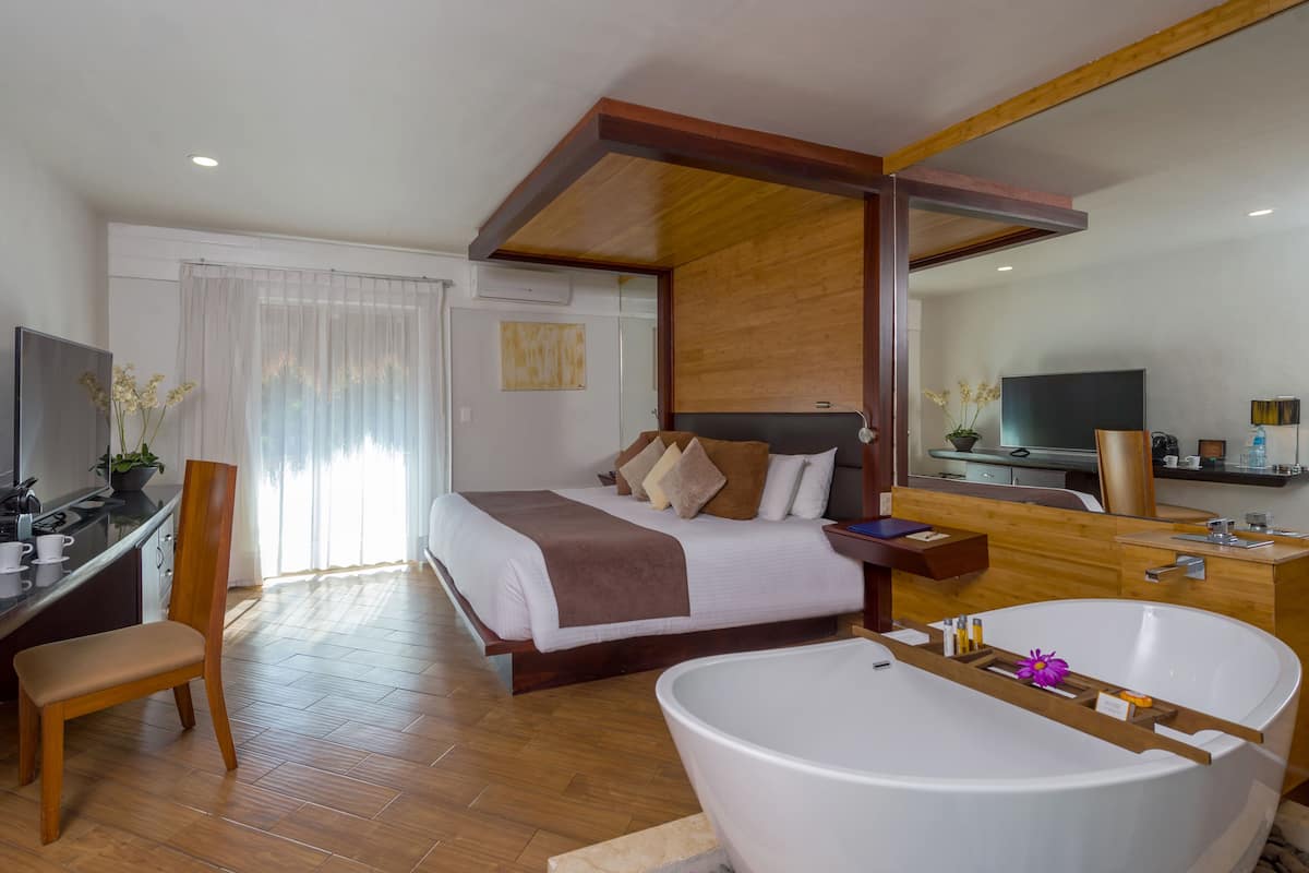 Edredões de penas, minibar, cofre no quarto, ferro/tábua de engomar
