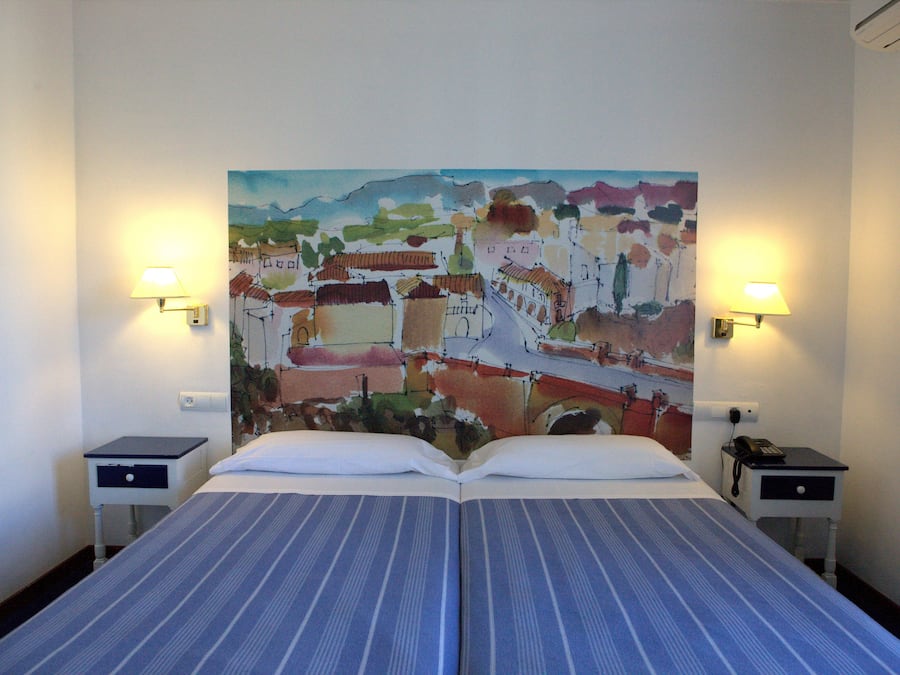 Cofres nos quartos, escrivaninha, quartos à prova de som