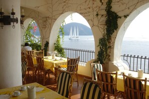 2 restaurantes: servem pequenos-almoços, almoços e jantares