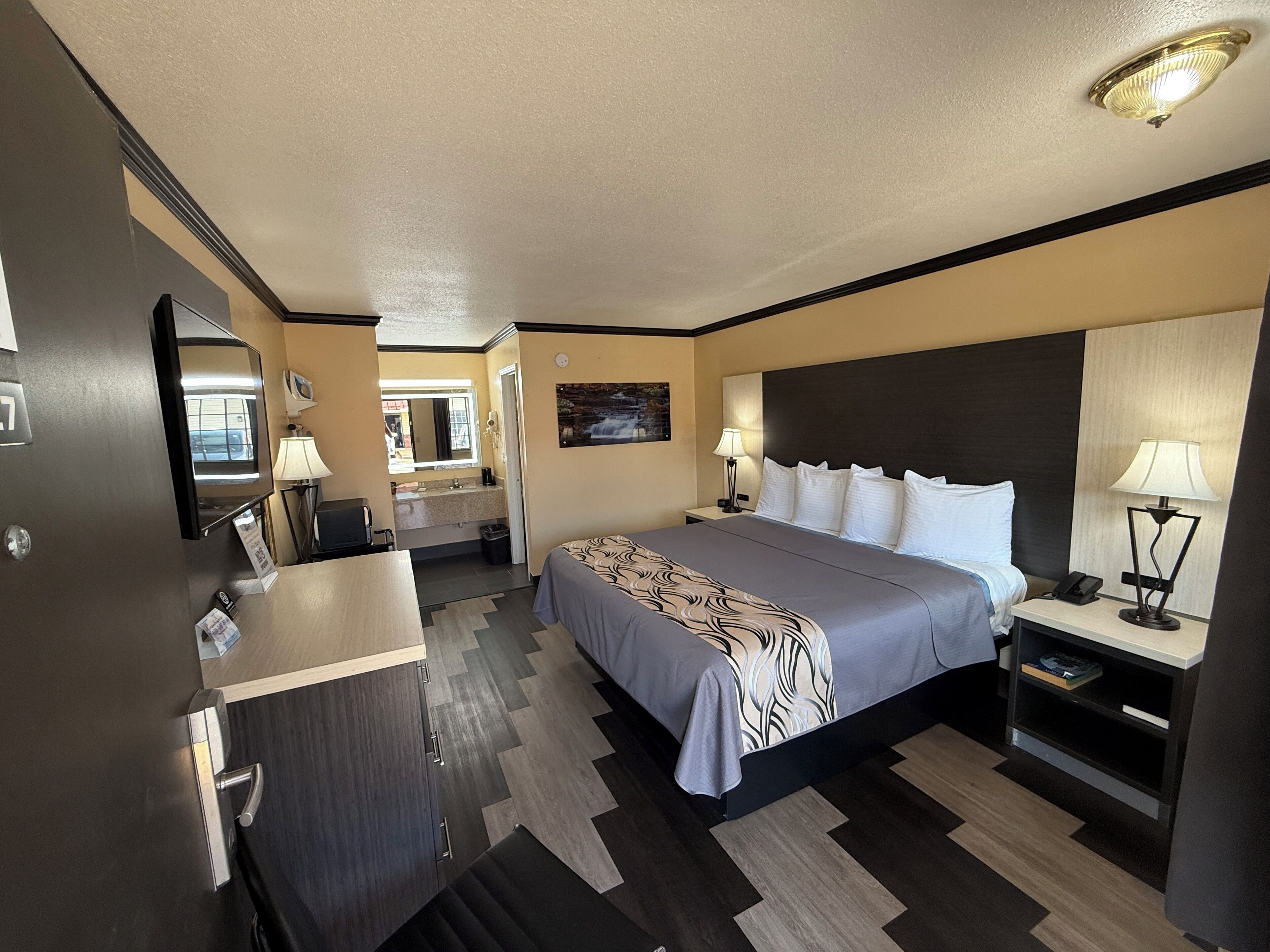 Escrivaninha, ferros/tábuas de passar roupa, Wi-Fi de cortesia