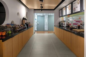 Pequeno-almoço takeaway diário mediante uma taxa 
