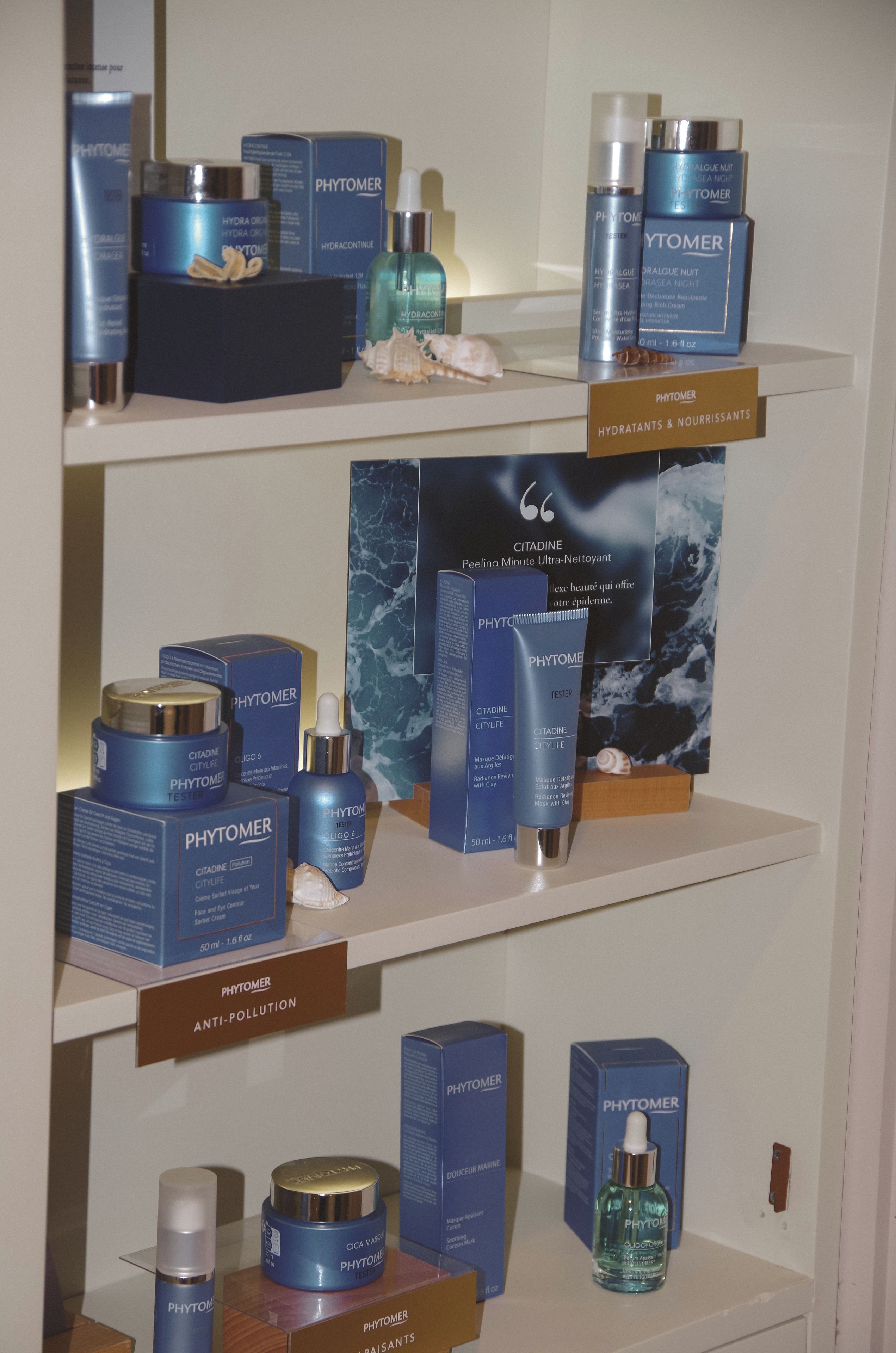 Exposição de diversos produtos de cuidados com a pele da marca PHYTOMER, incluindo cremes hidratantes e séruns anti-poluição.