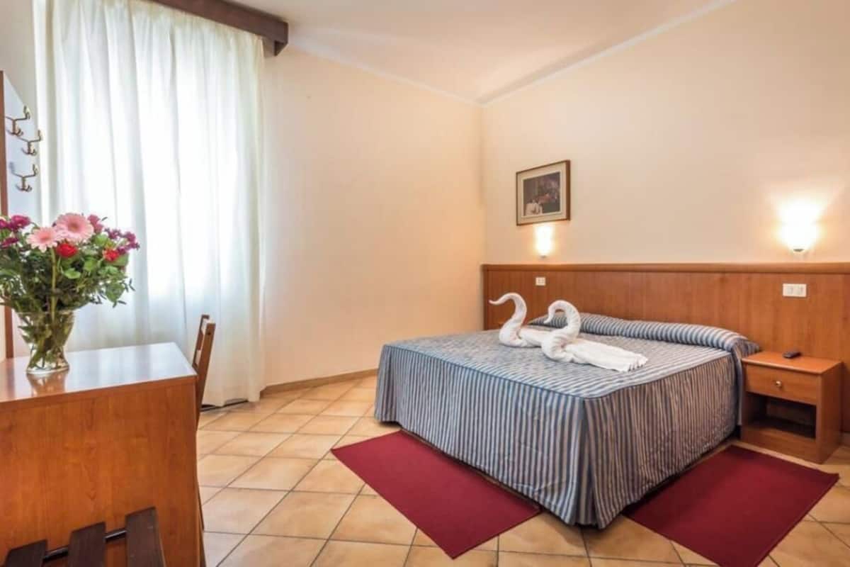 Minibar, cofre no quarto, quartos insonorizados, ferro/tábua de engomar 