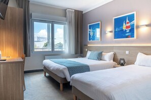 Quarto Triplo Comfort | Secretária, secretária adequada para computadores portáteis 
