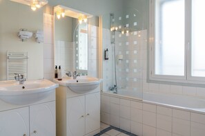 Quarto Triplo Comfort | Casa de banho | Artigos de higiene pessoal grátis, um secador de cabelo 