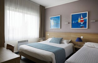 Quarto triplo conforto | Escrivaninha, espaço de trabalho para notebook, quartos à prova de som