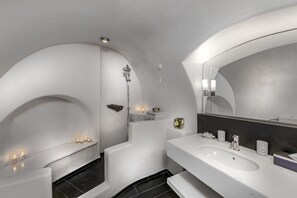 Authentic Santorinia Residences | Casa de banho | Um polibã, produtos de higiene exclusivos, um secador de cabelo 