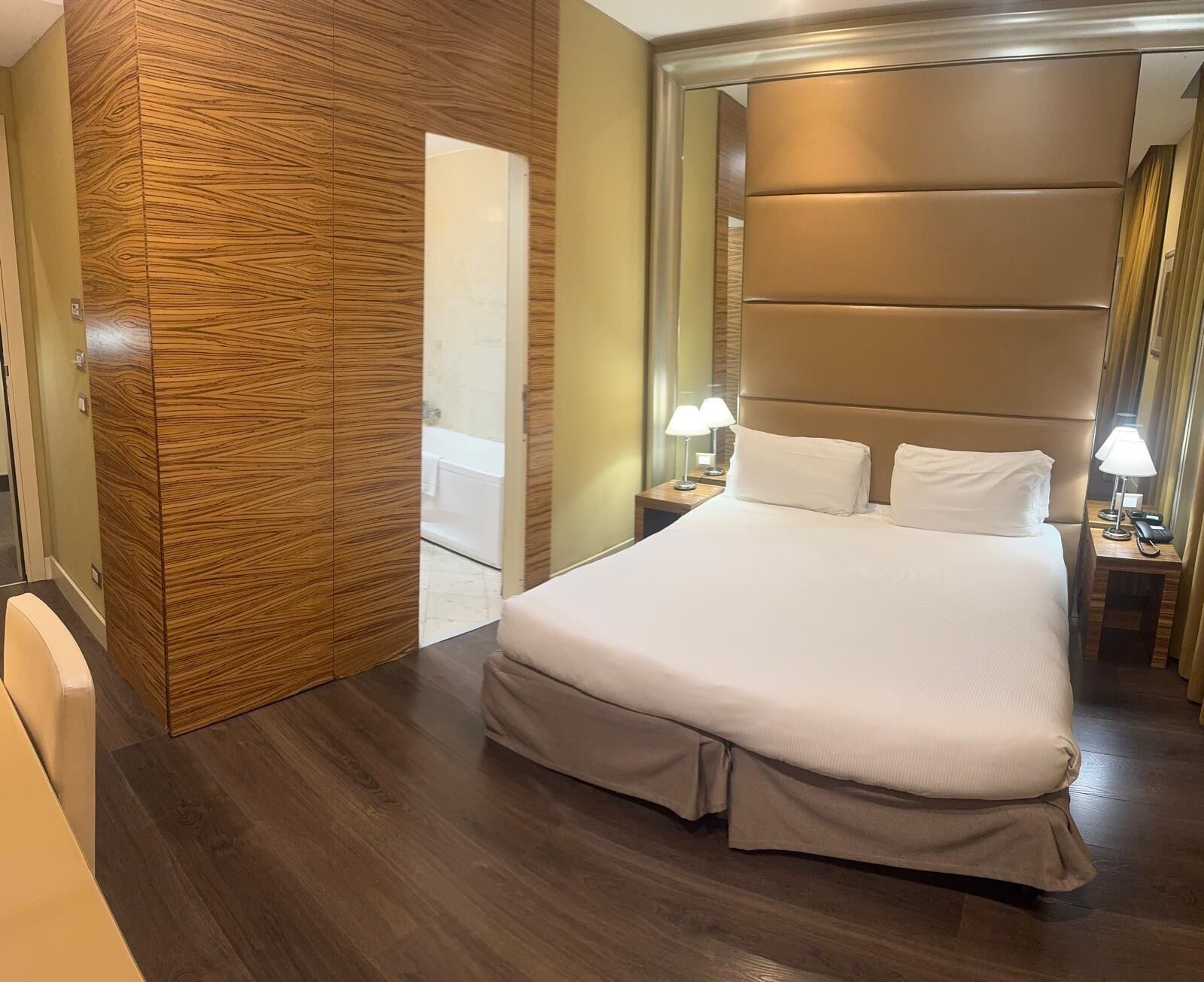 Quarto Twin Familiar, 2 camas individuais | Minibar, cofre no quarto, secretária, quartos insonorizados 