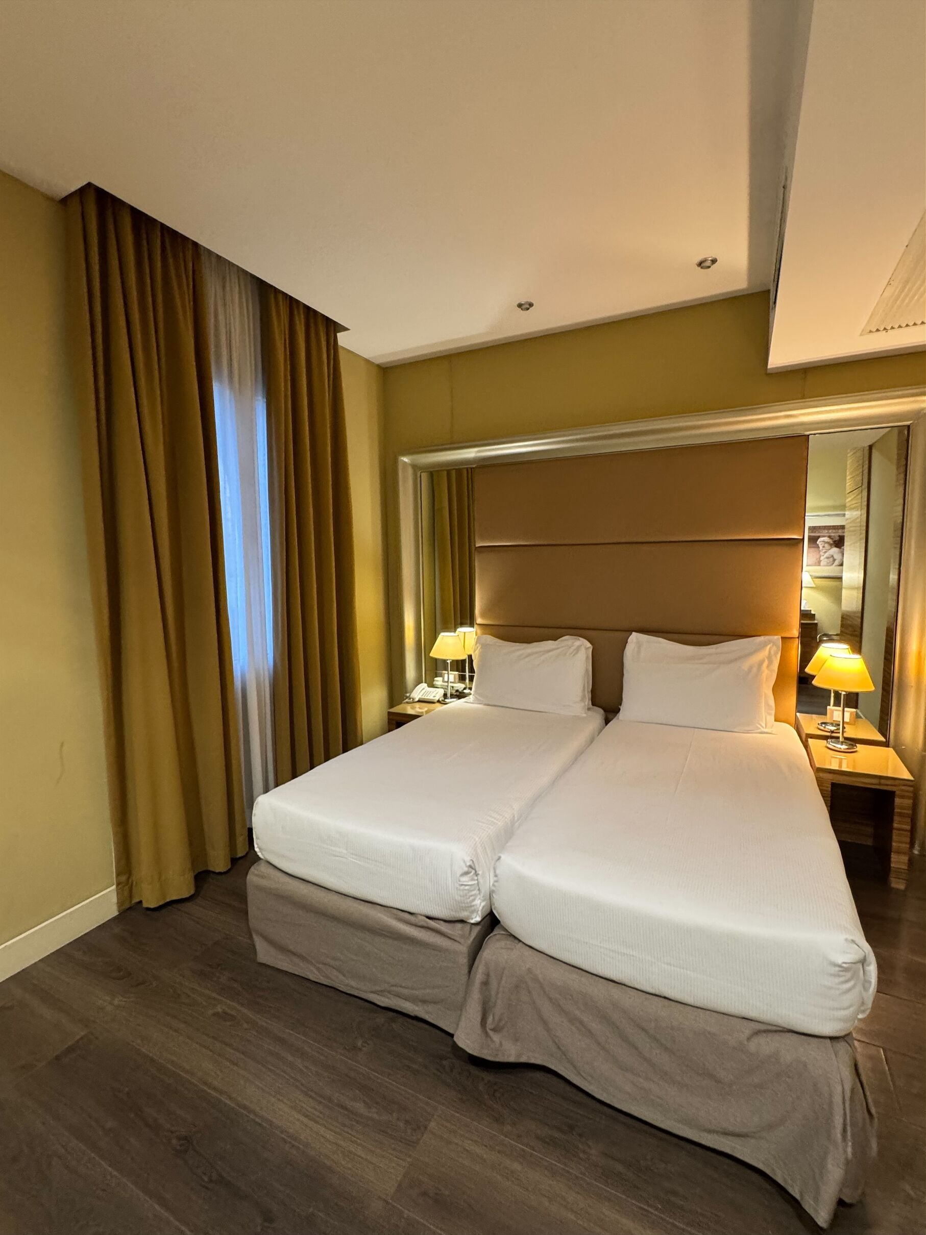 Quarto Twin Clássico, 2 camas individuais | Minibar, cofre no quarto, secretária, quartos insonorizados 