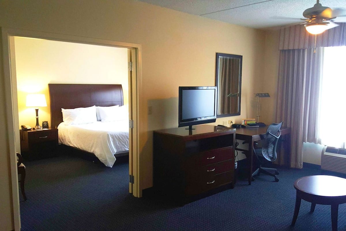 Roupas de cama premium, cofres nos quartos, cortinas blackout