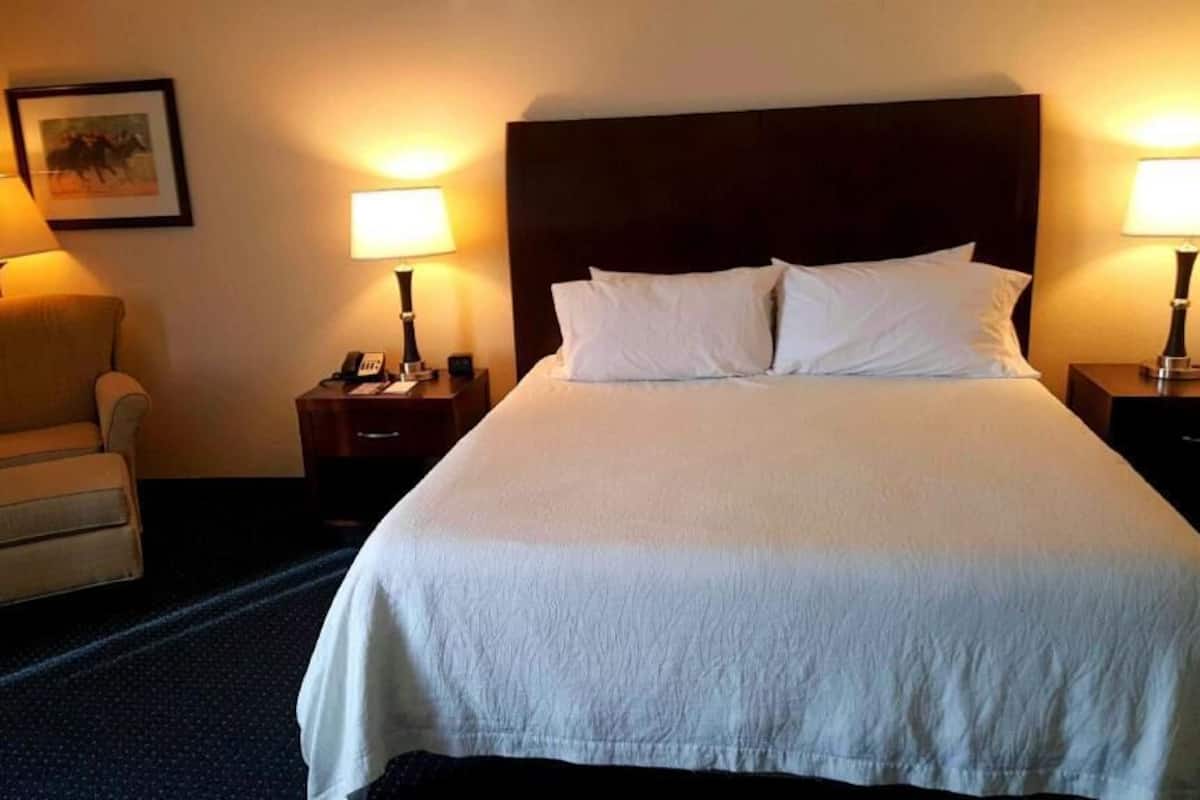 Roupas de cama premium, cofres nos quartos, cortinas blackout