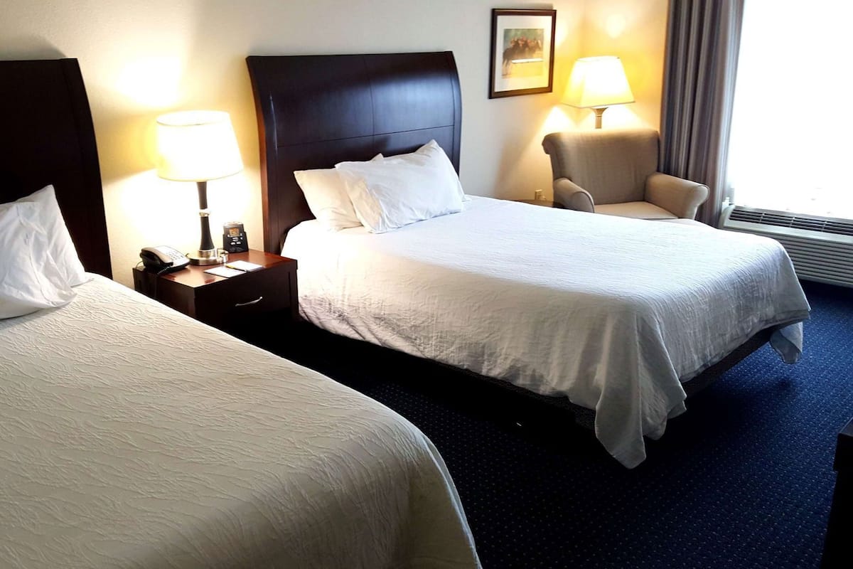 Roupas de cama premium, cofres nos quartos, cortinas blackout