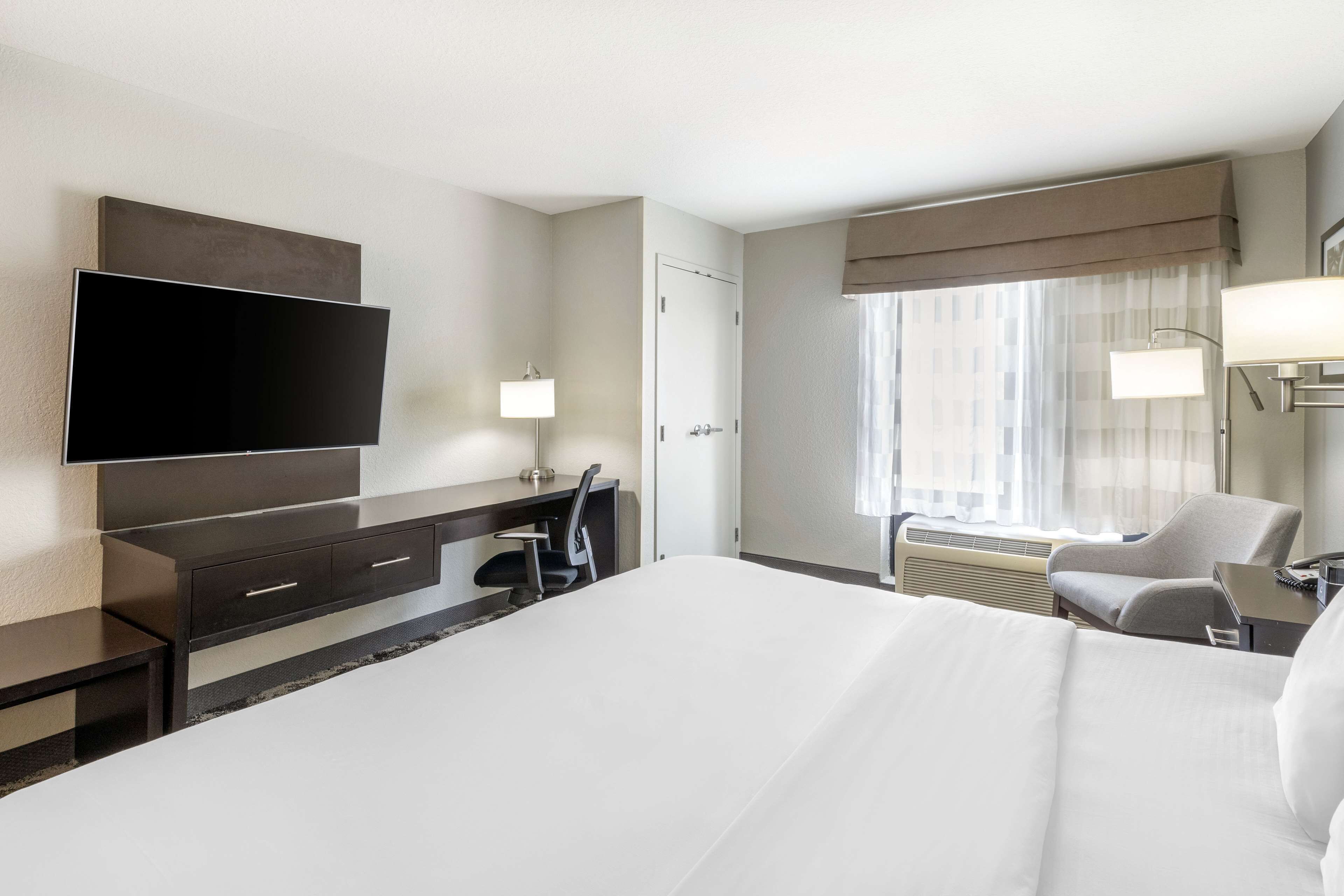 Quarto Standard, 1 cama king-size, não fumadores, frigorífico e micro-ondas | Secretária, secretária adequada para computadores portáteis 