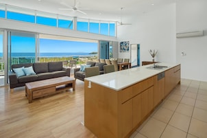 Cobertura superluxo, 2 quartos, vista para o oceano | Cozinha privada | Geladeira grande, micro-ondas, fogão, cooktop
