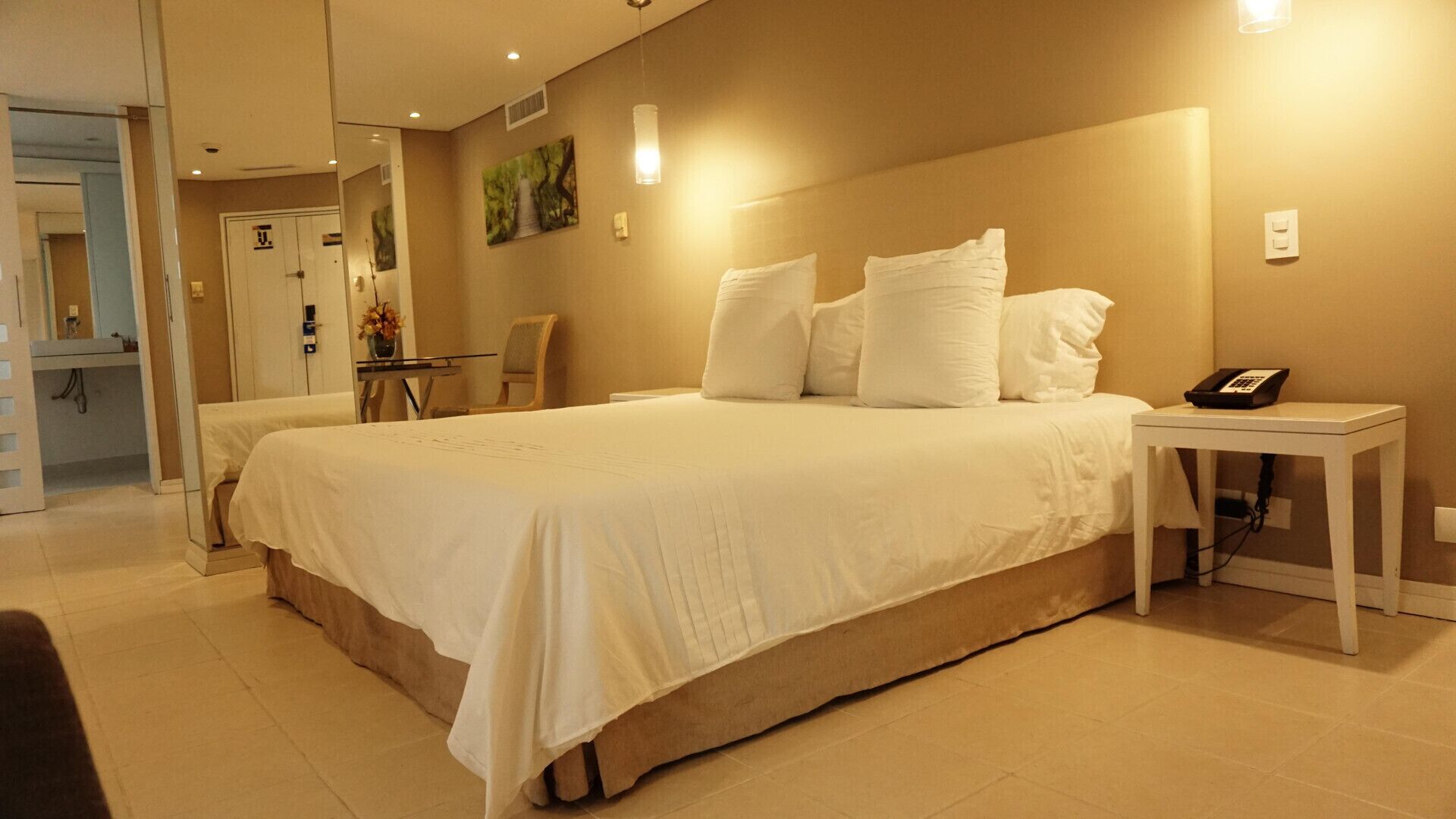 Roupas de cama premium, frigobar, cofres nos quartos