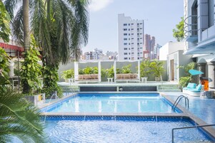 Piscina externa, funciona das 8h às 20h, guarda-sóis, espreguiçadeiras