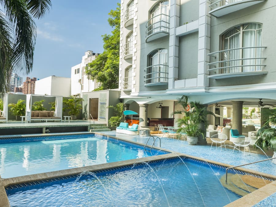 Piscina exterior, da(s) 8:00 à(s) 20:00, guarda-sóis, espreguiçadeiras