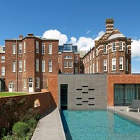 Piscina interior, piscina exterior, espreguiçadeiras 