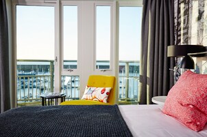 Secretária, cortinas/cortinados opacos, ferro/tábua de engomar