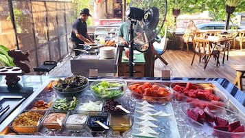 Café da manhã, almoço e jantar; culinária internacional