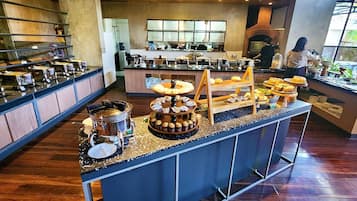 Café da manhã, almoço e jantar; culinária internacional